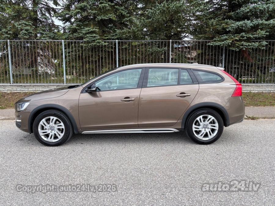Brūns Volvo V60 Cross Country 2018 Tallina, ar dzinēja tilpumu 2.40 L un nobraukumu 132 tūkst. km par 15999 €, foto 5 vietnē AUTOMOTO.COM.LV