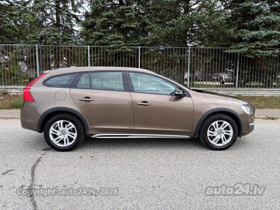 Brūns Volvo V60 Cross Country 2018 Tallina, ar dzinēja tilpumu 2.40 L un nobraukumu 132 tūkst. km par 15999 €, foto 6 vietnē AUTOMOTO.COM.LV