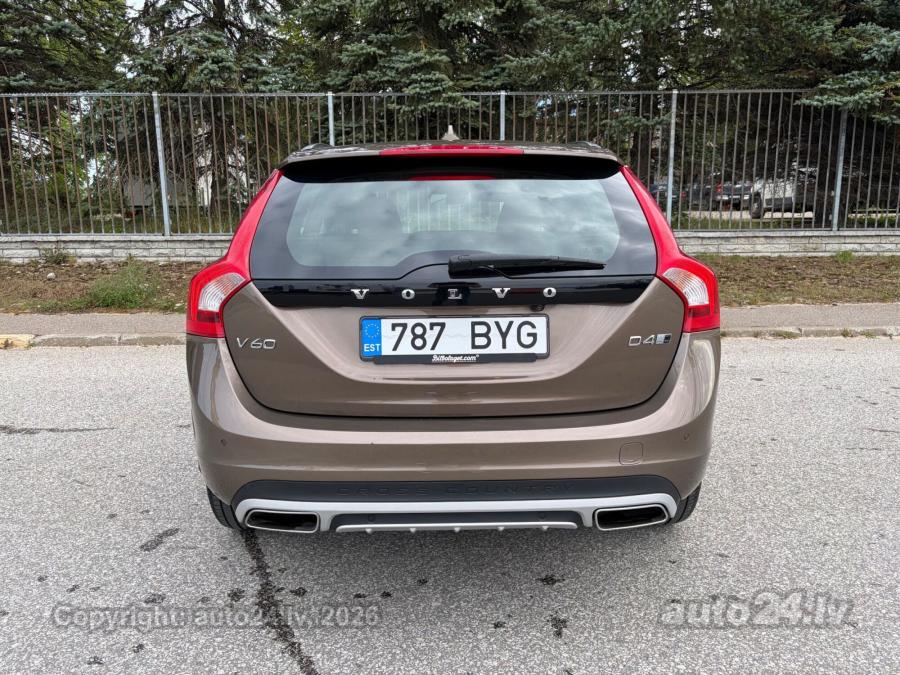Brūns Volvo V60 Cross Country 2018 Tallina, ar dzinēja tilpumu 2.40 L un nobraukumu 132 tūkst. km par 15999 €, foto 7 vietnē AUTOMOTO.COM.LV