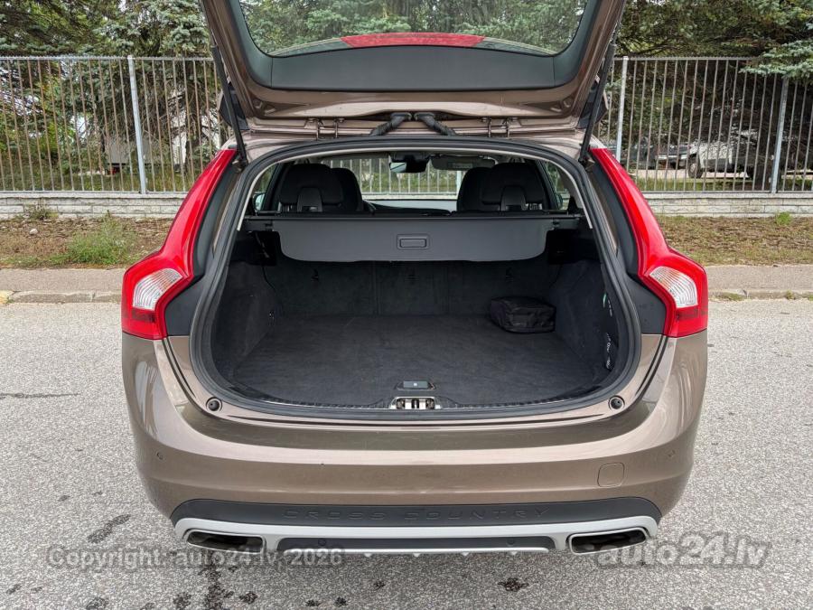 Brūns Volvo V60 Cross Country 2018 Tallina, ar dzinēja tilpumu 2.40 L un nobraukumu 132 tūkst. km par 15999 €, foto 10 vietnē AUTOMOTO.COM.LV