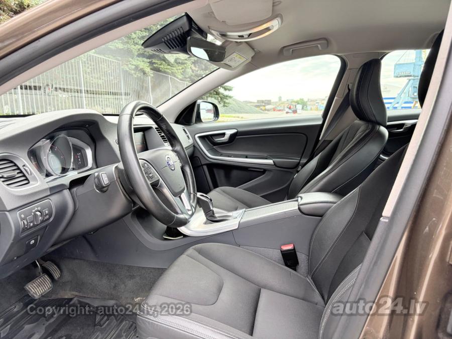 Brūns Volvo V60 Cross Country 2018 Tallina, ar dzinēja tilpumu 2.40 L un nobraukumu 132 tūkst. km par 15999 €, foto 13 vietnē AUTOMOTO.COM.LV