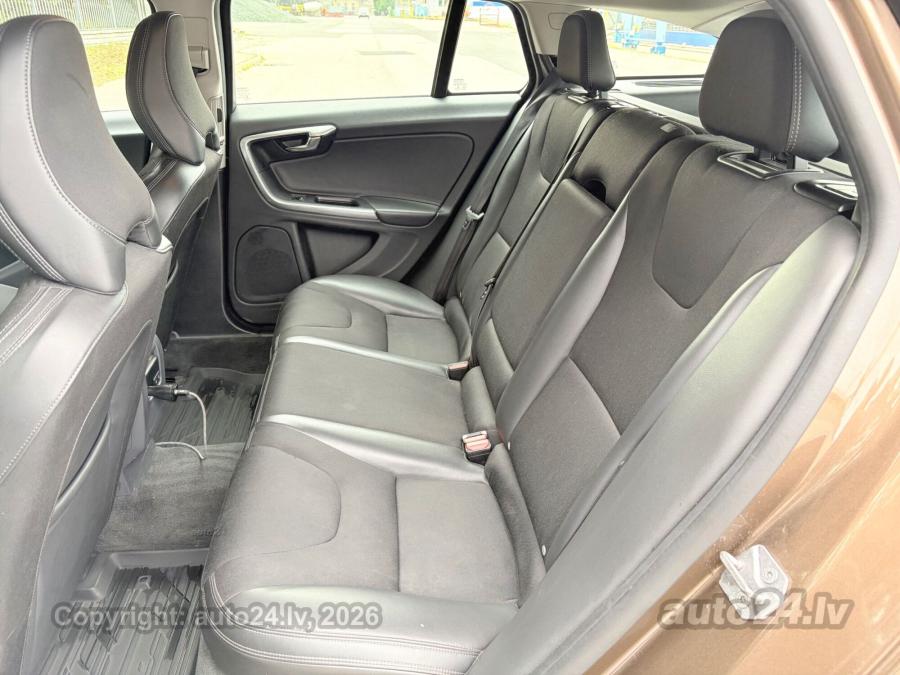 Brūns Volvo V60 Cross Country 2018 Tallina, ar dzinēja tilpumu 2.40 L un nobraukumu 132 tūkst. km par 15999 €, foto 14 vietnē AUTOMOTO.COM.LV