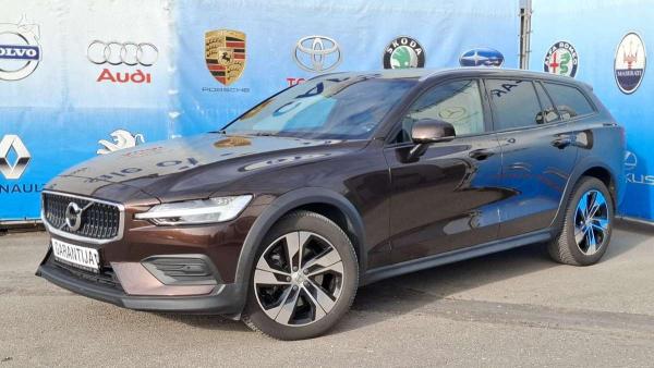 Brown Volvo V60 Cross Country 2020 in Siauliai, with an engine capacity of 1.97 L and mileage of 263 thousand km for 16900 €, photo 2 on AUTOMOTO.COM.LV