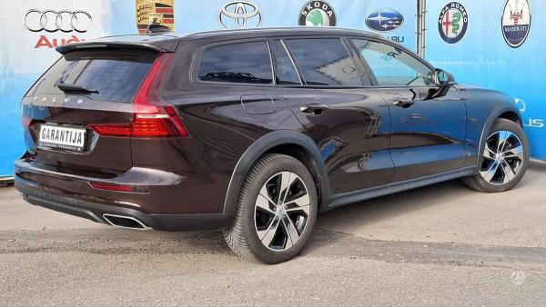Brown Volvo V60 Cross Country 2020 in Siauliai, with an engine capacity of 1.97 L and mileage of 263 thousand km for 16900 €, photo 3 on AUTOMOTO.COM.LV