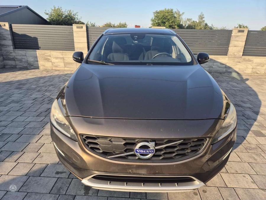 Volvo V60 Cross Country 2016 Viļņa, ar dzinēja tilpumu 2.40 L un nobraukumu 290 tūkst. km par 7490 €, foto 4 vietnē AUTOMOTO.COM.LV
