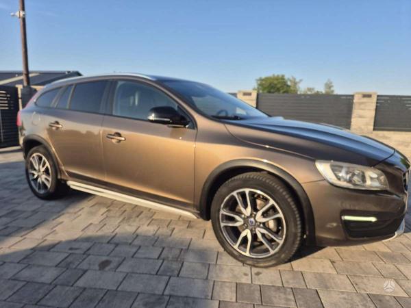 Volvo V60 Cross Country 2016 Viļņa, ar dzinēja tilpumu 2.40 L un nobraukumu 290 tūkst. km par 7490 €, foto 4 vietnē AUTOMOTO.COM.LV