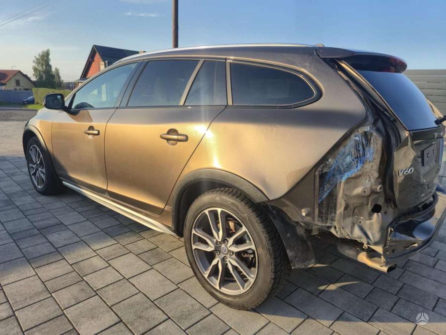 Volvo V60 Cross Country 2016 Viļņa, ar dzinēja tilpumu 2.40 L un nobraukumu 290 tūkst. km par 7490 €, foto 7 vietnē AUTOMOTO.COM.LV