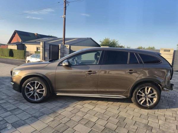 Volvo V60 Cross Country 2016 Viļņa, ar dzinēja tilpumu 2.40 L un nobraukumu 290 tūkst. km par 7490 €, foto 7 vietnē AUTOMOTO.COM.LV