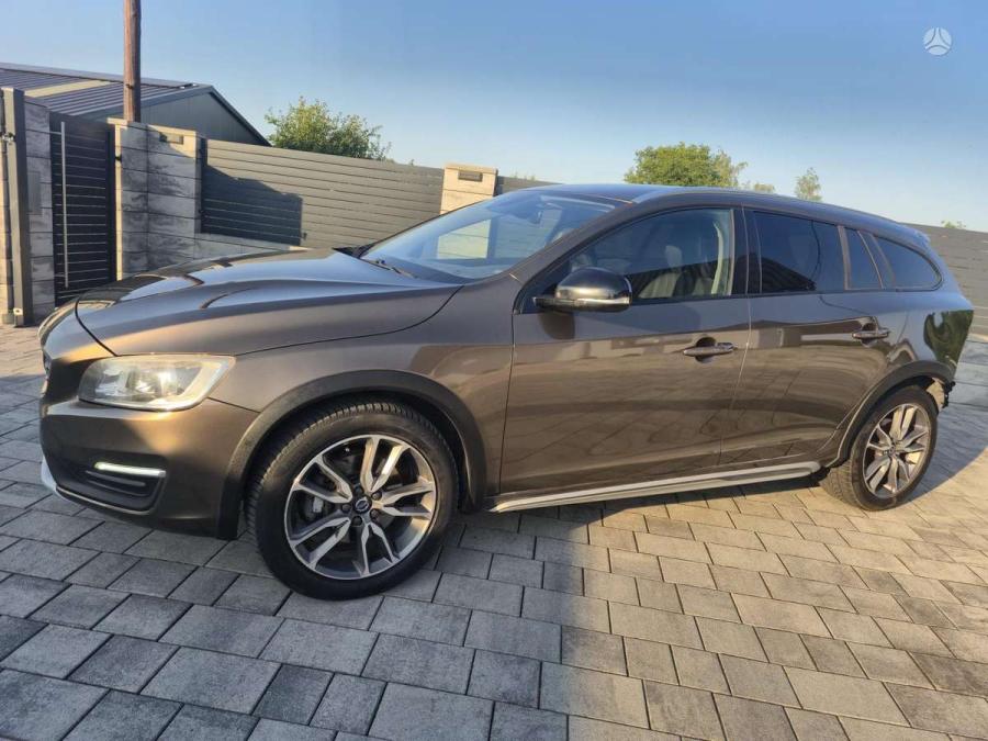 Volvo V60 Cross Country 2016 Viļņa, ar dzinēja tilpumu 2.40 L un nobraukumu 290 tūkst. km par 7490 €, foto 9 vietnē AUTOMOTO.COM.LV