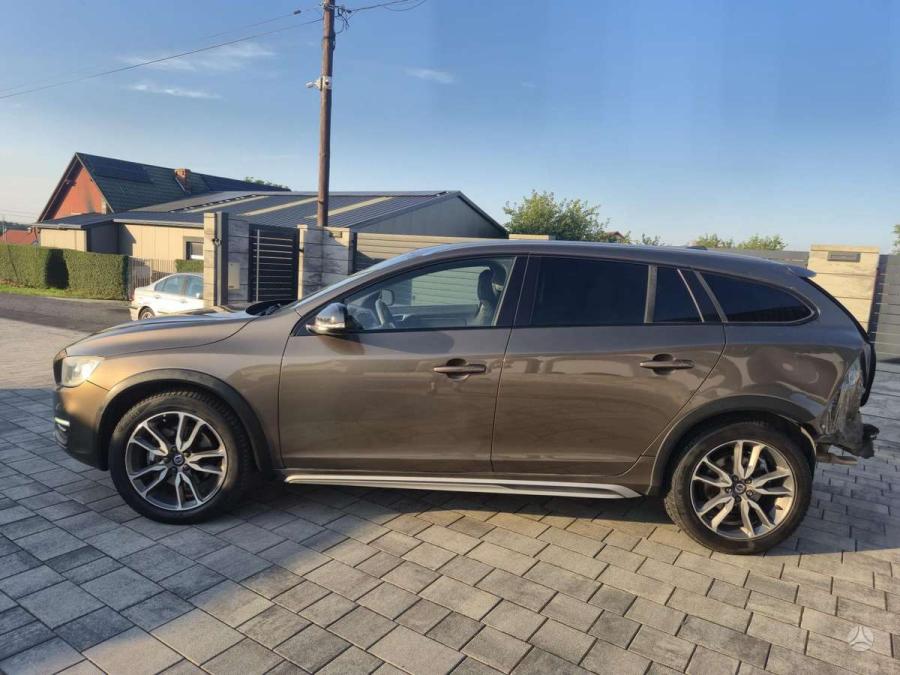 Volvo V60 Cross Country 2016 Viļņa, ar dzinēja tilpumu 2.40 L un nobraukumu 299 tūkst. km par 7250 €, foto 5 vietnē AUTOMOTO.COM.LV