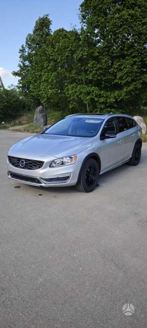 Pelēks Volvo V60 Cross Country 2015 Akmenė, ar dzinēja tilpumu 2.50 L un nobraukumu 204 tūkst. km par 9100 €, foto  vietnē AUTOMOTO.COM.LV
