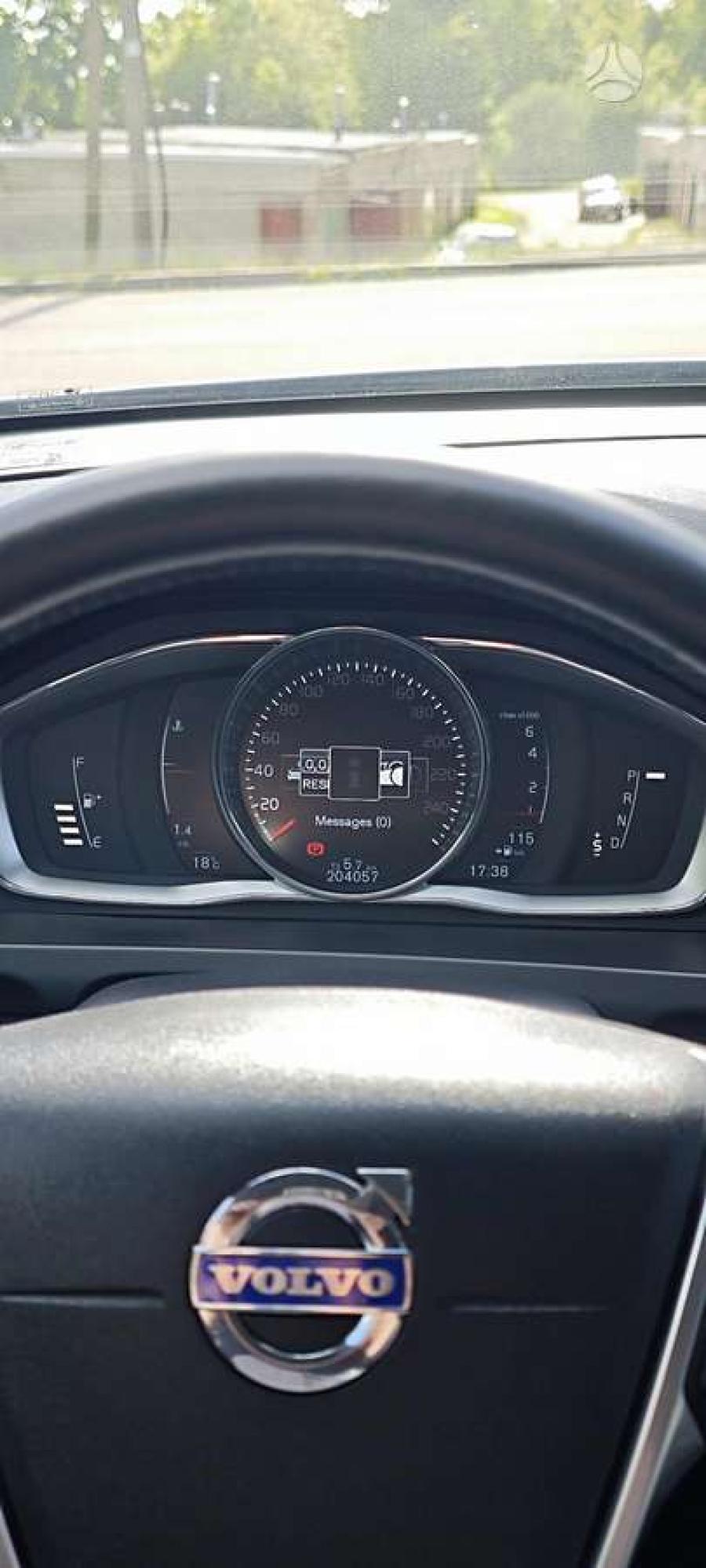 Pelēks Volvo V60 Cross Country 2015 Akmenė, ar dzinēja tilpumu 2.50 L un nobraukumu 204 tūkst. km par 9100 €, foto 8 vietnē AUTOMOTO.COM.LV