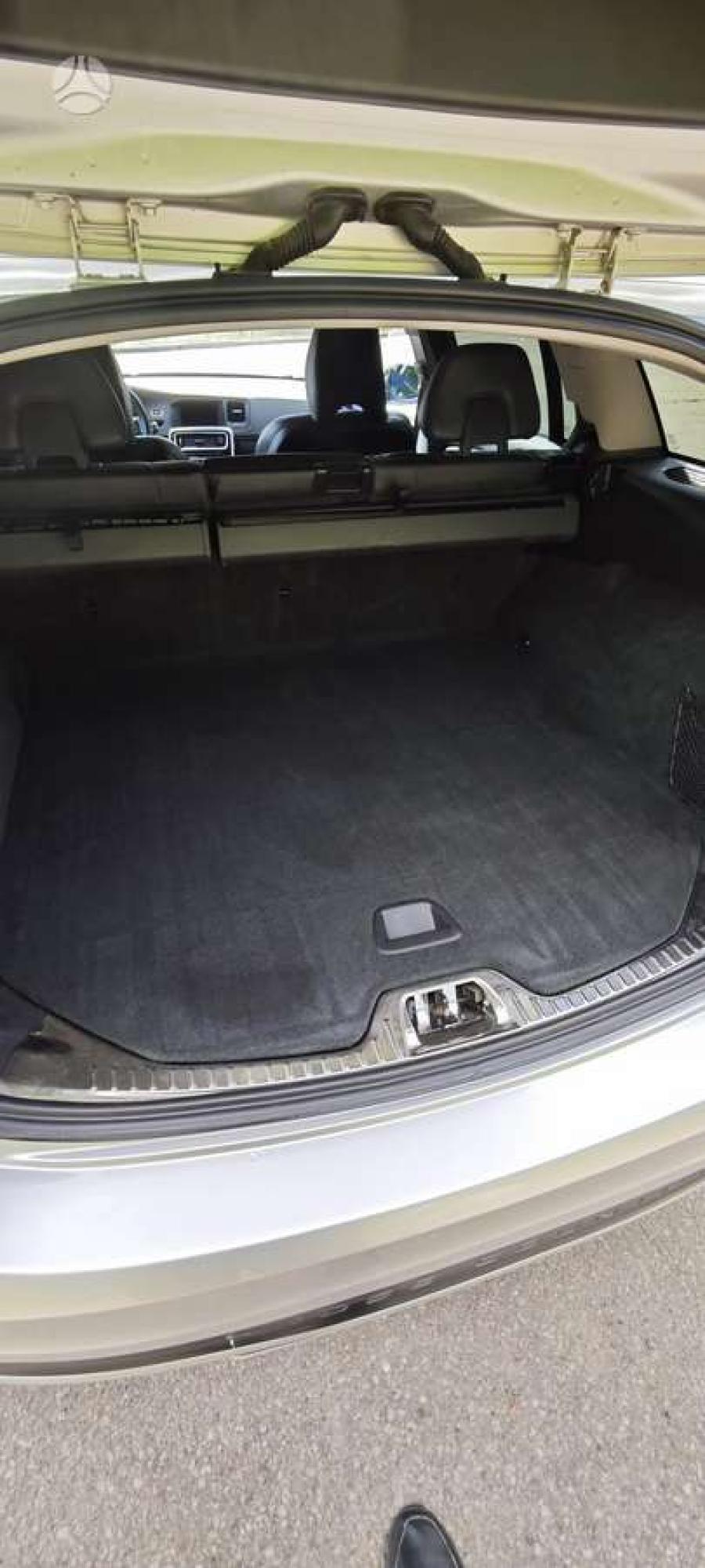 Pelēks Volvo V60 Cross Country 2015 Akmenė, ar dzinēja tilpumu 2.50 L un nobraukumu 204 tūkst. km par 9100 €, foto 12 vietnē AUTOMOTO.COM.LV
