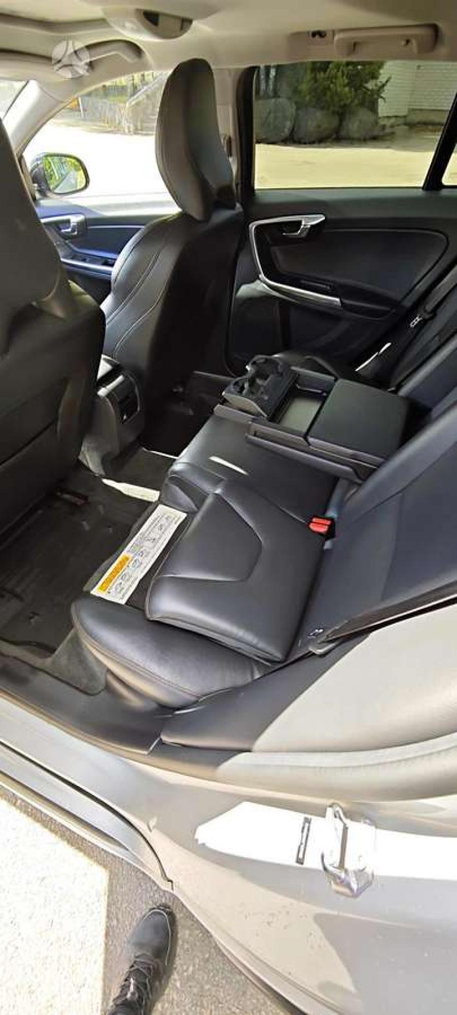 Pelēks Volvo V60 Cross Country 2015 Akmenė, ar dzinēja tilpumu 2.50 L un nobraukumu 204 tūkst. km par 9100 €, foto 14 vietnē AUTOMOTO.COM.LV