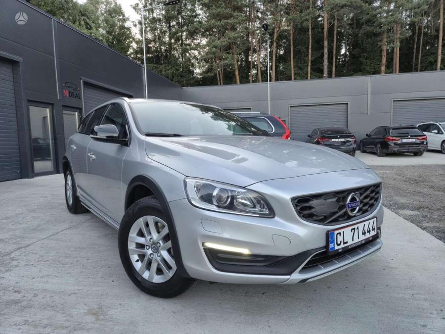Pelēks Volvo V60 Cross Country 2017 Utena, ar dzinēja tilpumu 1.97 L un nobraukumu 200 tūkst. km par 9490 €, foto 3 vietnē AUTOMOTO.COM.LV