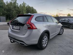 Pelēks Volvo V60 Cross Country 2017 Utena, ar dzinēja tilpumu 1.97 L un nobraukumu 200 tūkst. km par 9490 €, foto 4 vietnē AUTOMOTO.COM.LV