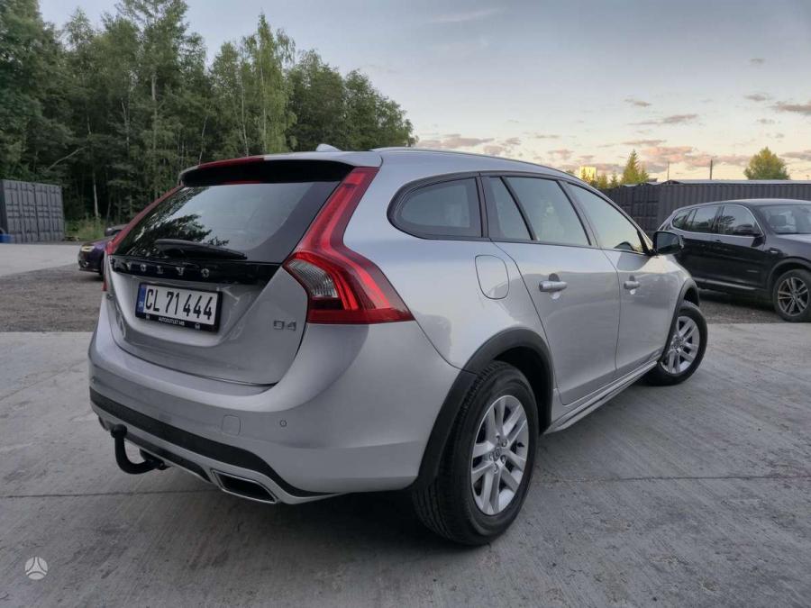 Pelēks Volvo V60 Cross Country 2017 Utena, ar dzinēja tilpumu 1.97 L un nobraukumu 200 tūkst. km par 9490 €, foto 4 vietnē AUTOMOTO.COM.LV