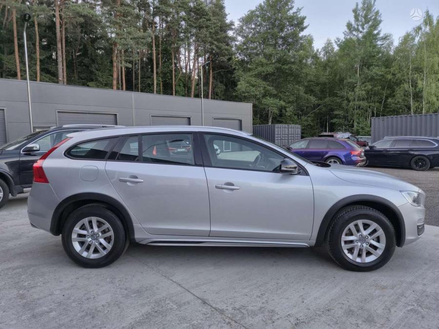 Pelēks Volvo V60 Cross Country 2017 Utena, ar dzinēja tilpumu 1.97 L un nobraukumu 200 tūkst. km par 9490 €, foto 7 vietnē AUTOMOTO.COM.LV