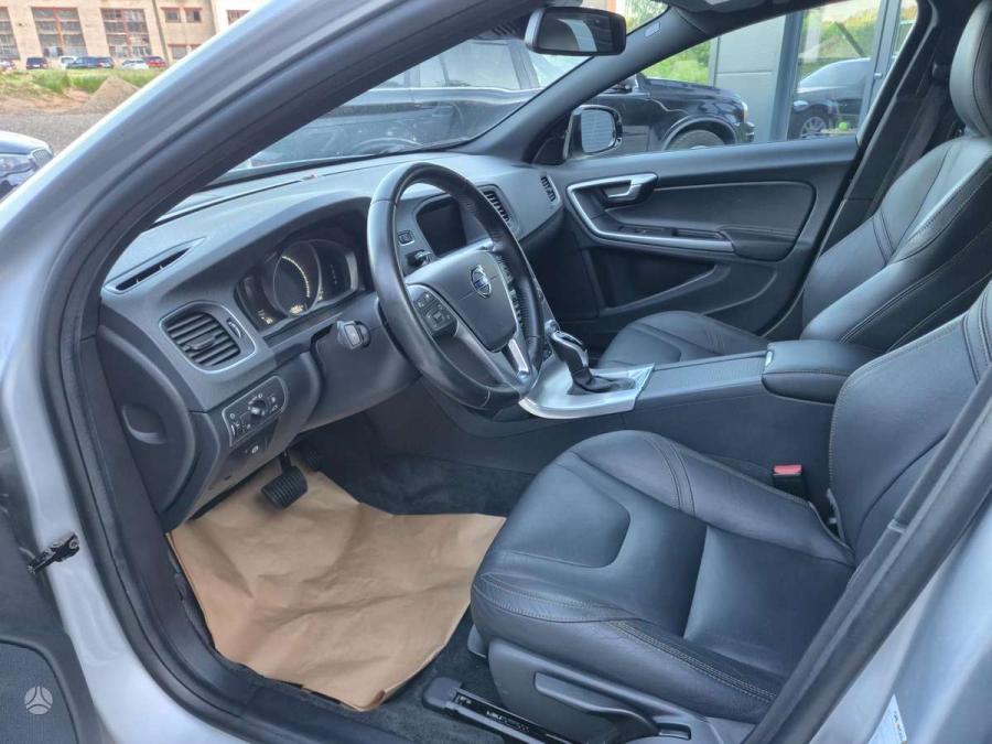 Pelēks Volvo V60 Cross Country 2017 Utena, ar dzinēja tilpumu 1.97 L un nobraukumu 200 tūkst. km par 9490 €, foto 12 vietnē AUTOMOTO.COM.LV