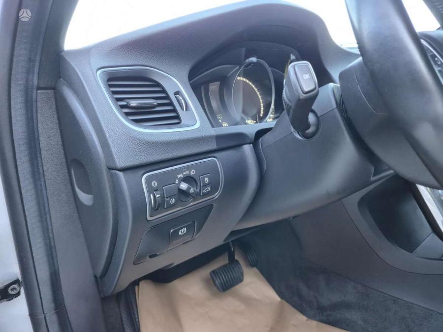Pelēks Volvo V60 Cross Country 2017 Utena, ar dzinēja tilpumu 1.97 L un nobraukumu 200 tūkst. km par 9490 €, foto 15 vietnē AUTOMOTO.COM.LV