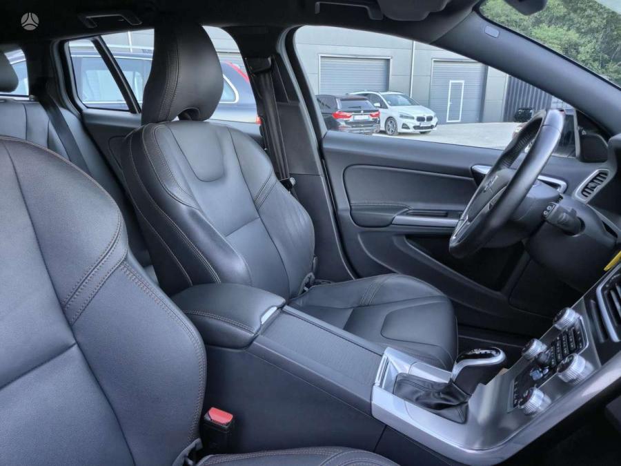 Pelēks Volvo V60 Cross Country 2017 Utena, ar dzinēja tilpumu 1.97 L un nobraukumu 200 tūkst. km par 9490 €, foto 18 vietnē AUTOMOTO.COM.LV