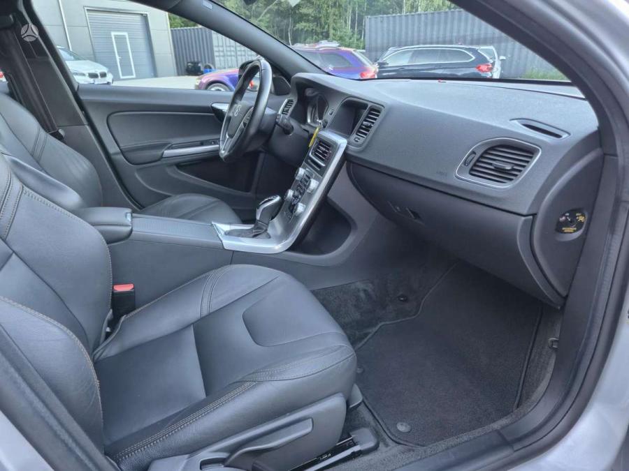 Pelēks Volvo V60 Cross Country 2017 Utena, ar dzinēja tilpumu 1.97 L un nobraukumu 200 tūkst. km par 9490 €, foto 19 vietnē AUTOMOTO.COM.LV