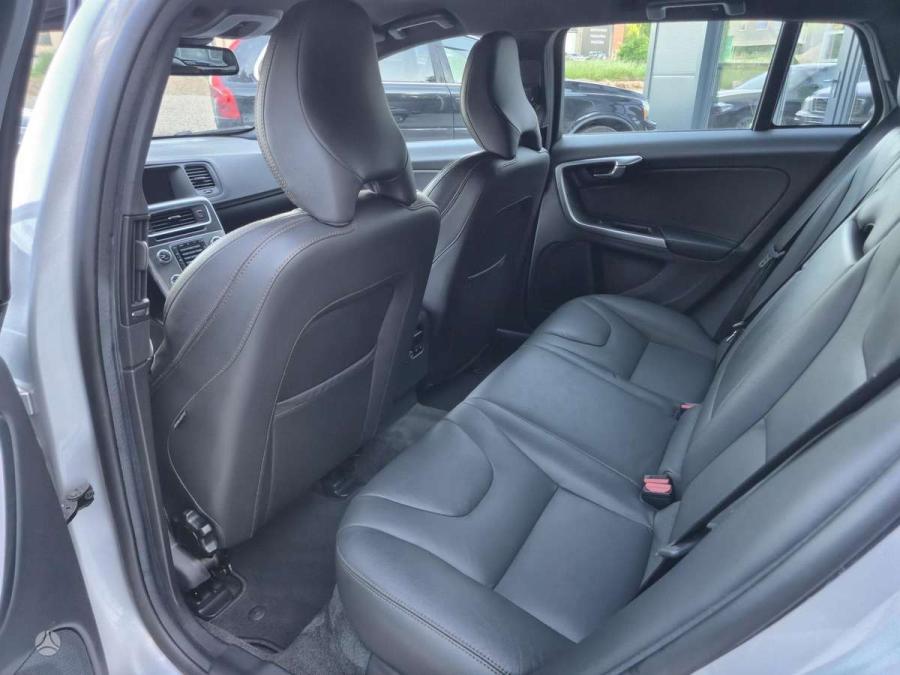 Pelēks Volvo V60 Cross Country 2017 Utena, ar dzinēja tilpumu 1.97 L un nobraukumu 200 tūkst. km par 9490 €, foto 24 vietnē AUTOMOTO.COM.LV