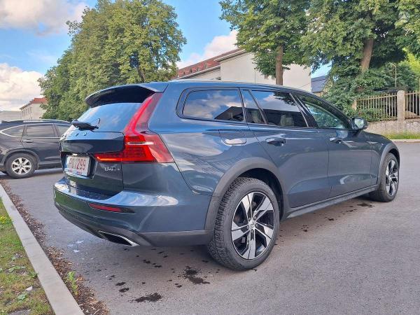 Pelēks Volvo V60 Cross Country 2021 Kauņa, ar dzinēja tilpumu 1.97 L un nobraukumu 120 tūkst. km par 16850 €, foto 4 vietnē AUTOMOTO.COM.LV