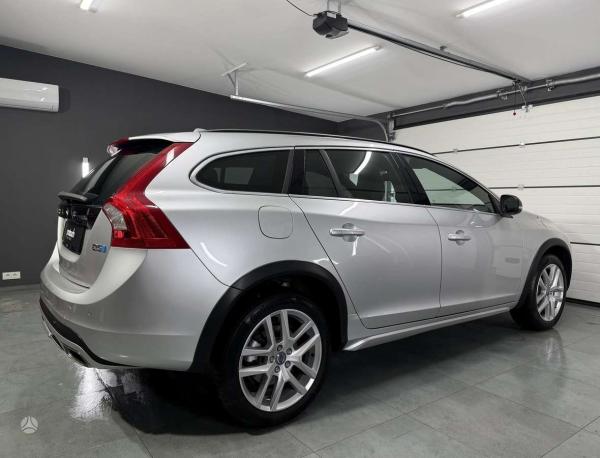Pelēks Volvo V60 Cross Country 2014 Utena, ar dzinēja tilpumu 2.40 L un nobraukumu 232 tūkst. km par 10950 €, foto 2 vietnē AUTOMOTO.COM.LV
