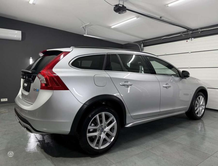 Pelēks Volvo V60 Cross Country 2014 Utena, ar dzinēja tilpumu 2.40 L un nobraukumu 232 tūkst. km par 10950 €, foto 3 vietnē AUTOMOTO.COM.LV
