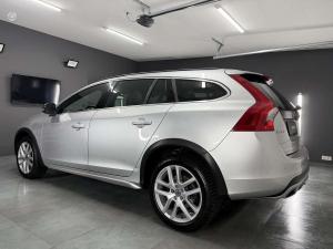 Pelēks Volvo V60 Cross Country 2014 Utena, ar dzinēja tilpumu 2.40 L un nobraukumu 232 tūkst. km par 10950 €, foto 5 vietnē AUTOMOTO.COM.LV