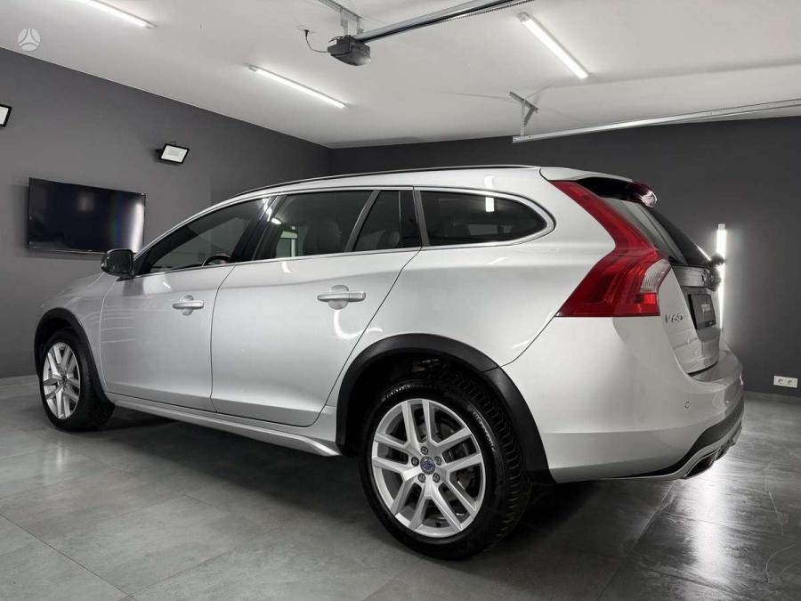 Pelēks Volvo V60 Cross Country 2014 Utena, ar dzinēja tilpumu 2.40 L un nobraukumu 232 tūkst. km par 10950 €, foto 5 vietnē AUTOMOTO.COM.LV