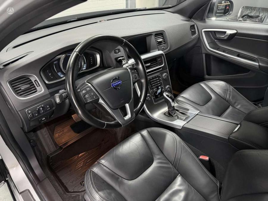 Pelēks Volvo V60 Cross Country 2014 Utena, ar dzinēja tilpumu 2.40 L un nobraukumu 232 tūkst. km par 10950 €, foto 6 vietnē AUTOMOTO.COM.LV