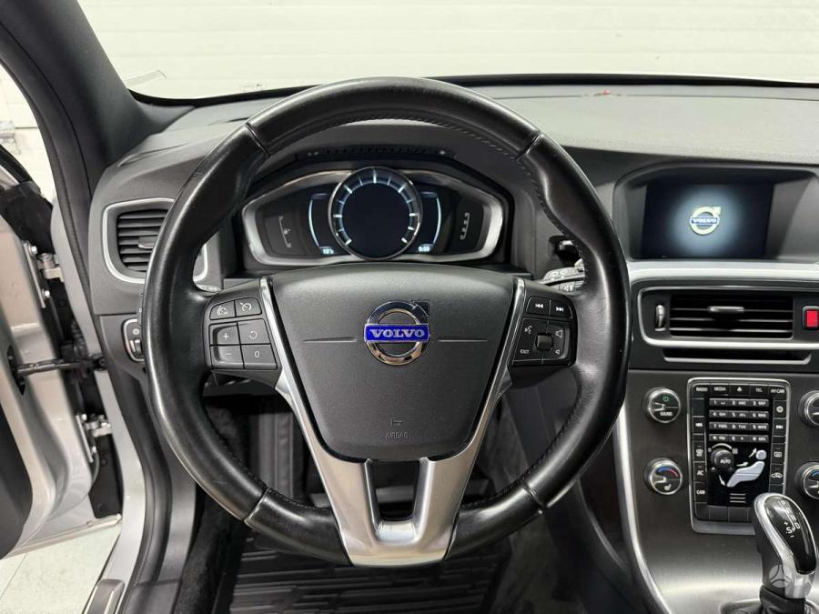 Pelēks Volvo V60 Cross Country 2014 Utena, ar dzinēja tilpumu 2.40 L un nobraukumu 232 tūkst. km par 10950 €, foto 7 vietnē AUTOMOTO.COM.LV