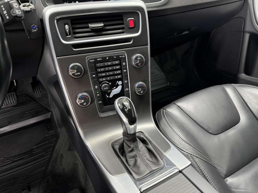 Pelēks Volvo V60 Cross Country 2014 Utena, ar dzinēja tilpumu 2.40 L un nobraukumu 232 tūkst. km par 10950 €, foto 15 vietnē AUTOMOTO.COM.LV