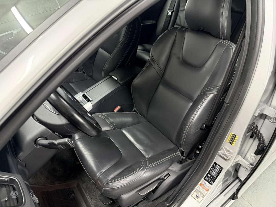 Pelēks Volvo V60 Cross Country 2014 Utena, ar dzinēja tilpumu 2.40 L un nobraukumu 232 tūkst. km par 10950 €, foto 18 vietnē AUTOMOTO.COM.LV