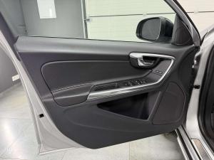 Pelēks Volvo V60 Cross Country 2014 Utena, ar dzinēja tilpumu 2.40 L un nobraukumu 232 tūkst. km par 10950 €, foto 19 vietnē AUTOMOTO.COM.LV