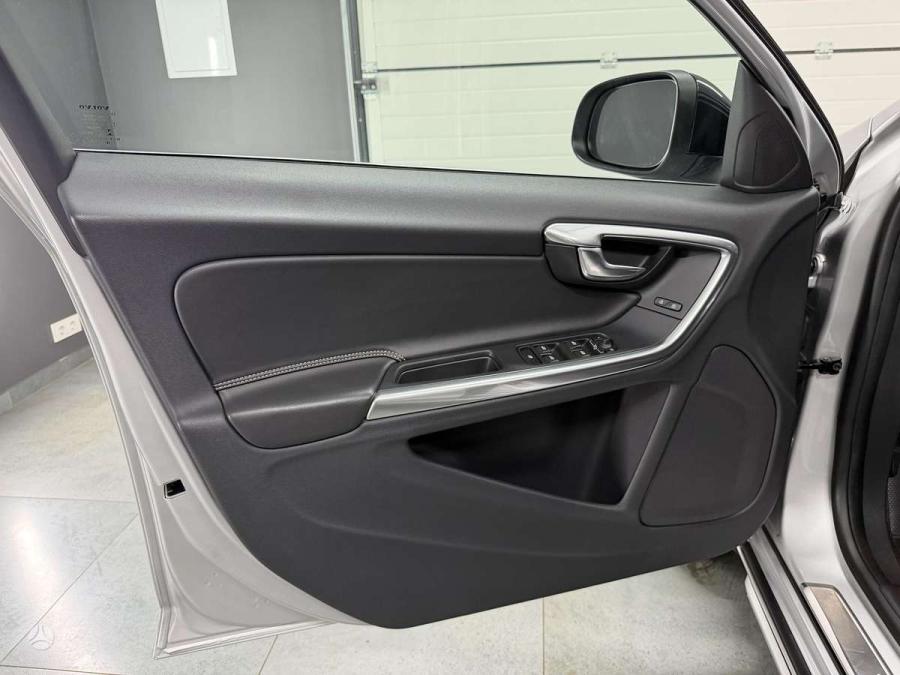 Pelēks Volvo V60 Cross Country 2014 Utena, ar dzinēja tilpumu 2.40 L un nobraukumu 232 tūkst. km par 10950 €, foto 19 vietnē AUTOMOTO.COM.LV