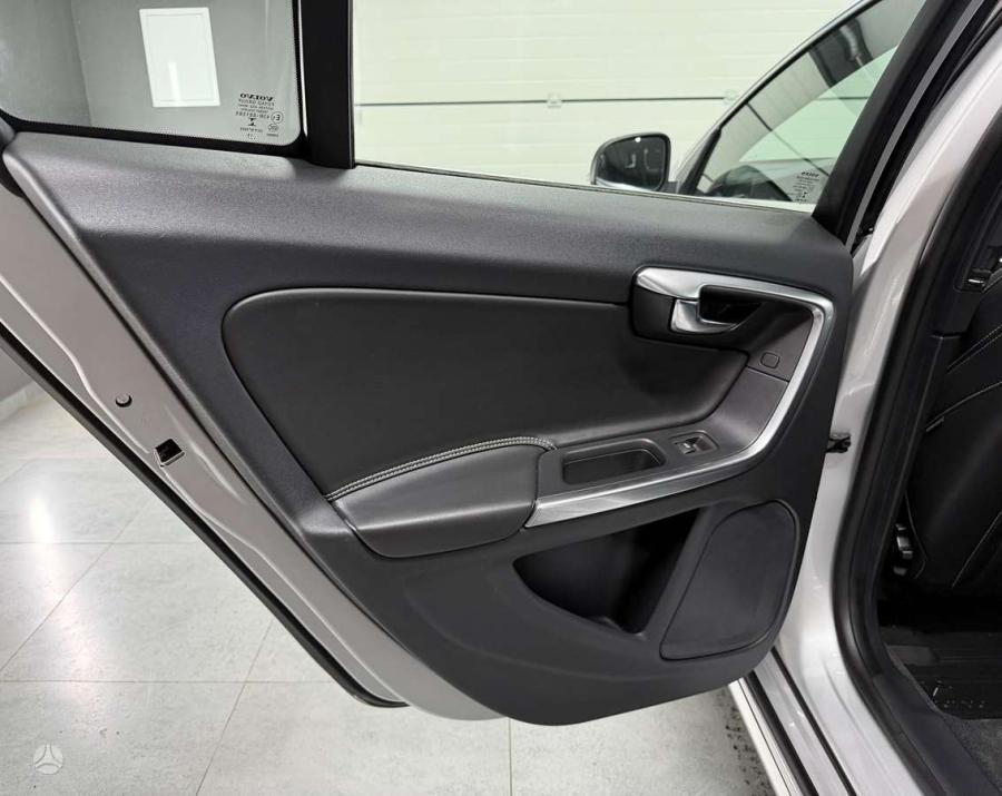 Pelēks Volvo V60 Cross Country 2014 Utena, ar dzinēja tilpumu 2.40 L un nobraukumu 232 tūkst. km par 10950 €, foto 21 vietnē AUTOMOTO.COM.LV