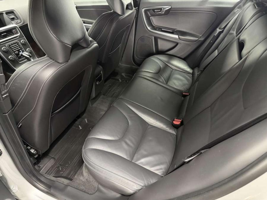 Pelēks Volvo V60 Cross Country 2014 Utena, ar dzinēja tilpumu 2.40 L un nobraukumu 232 tūkst. km par 10950 €, foto 22 vietnē AUTOMOTO.COM.LV