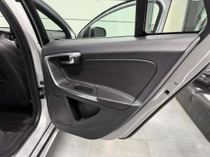 Pelēks Volvo V60 Cross Country 2014 Utena, ar dzinēja tilpumu 2.40 L un nobraukumu 232 tūkst. km par 10950 €, foto 23 vietnē AUTOMOTO.COM.LV
