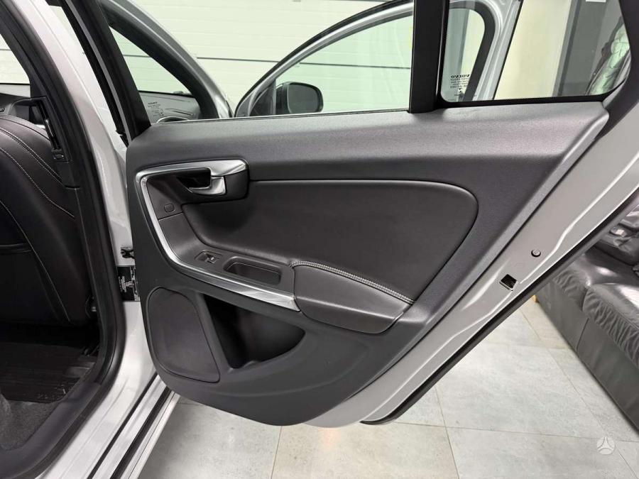 Pelēks Volvo V60 Cross Country 2014 Utena, ar dzinēja tilpumu 2.40 L un nobraukumu 232 tūkst. km par 10950 €, foto 23 vietnē AUTOMOTO.COM.LV