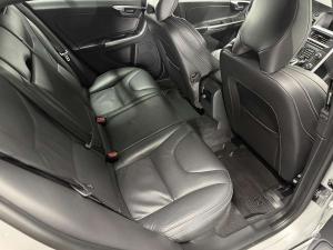 Pelēks Volvo V60 Cross Country 2014 Utena, ar dzinēja tilpumu 2.40 L un nobraukumu 232 tūkst. km par 10950 €, foto 24 vietnē AUTOMOTO.COM.LV