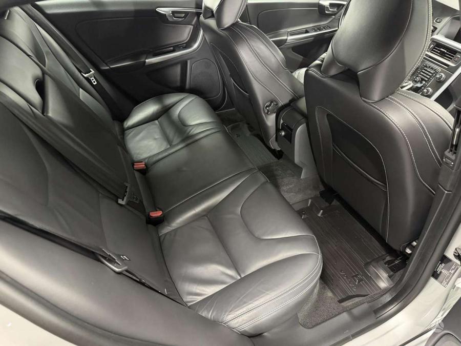 Pelēks Volvo V60 Cross Country 2014 Utena, ar dzinēja tilpumu 2.40 L un nobraukumu 232 tūkst. km par 10950 €, foto 24 vietnē AUTOMOTO.COM.LV