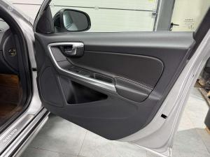 Pelēks Volvo V60 Cross Country 2014 Utena, ar dzinēja tilpumu 2.40 L un nobraukumu 232 tūkst. km par 10950 €, foto 25 vietnē AUTOMOTO.COM.LV