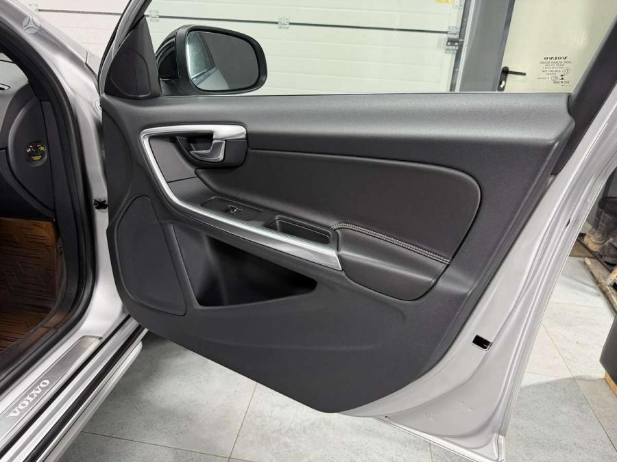 Pelēks Volvo V60 Cross Country 2014 Utena, ar dzinēja tilpumu 2.40 L un nobraukumu 232 tūkst. km par 10950 €, foto 25 vietnē AUTOMOTO.COM.LV
