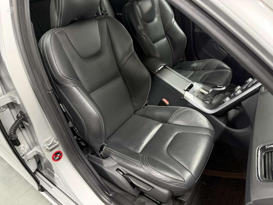 Pelēks Volvo V60 Cross Country 2014 Utena, ar dzinēja tilpumu 2.40 L un nobraukumu 232 tūkst. km par 10950 €, foto 26 vietnē AUTOMOTO.COM.LV