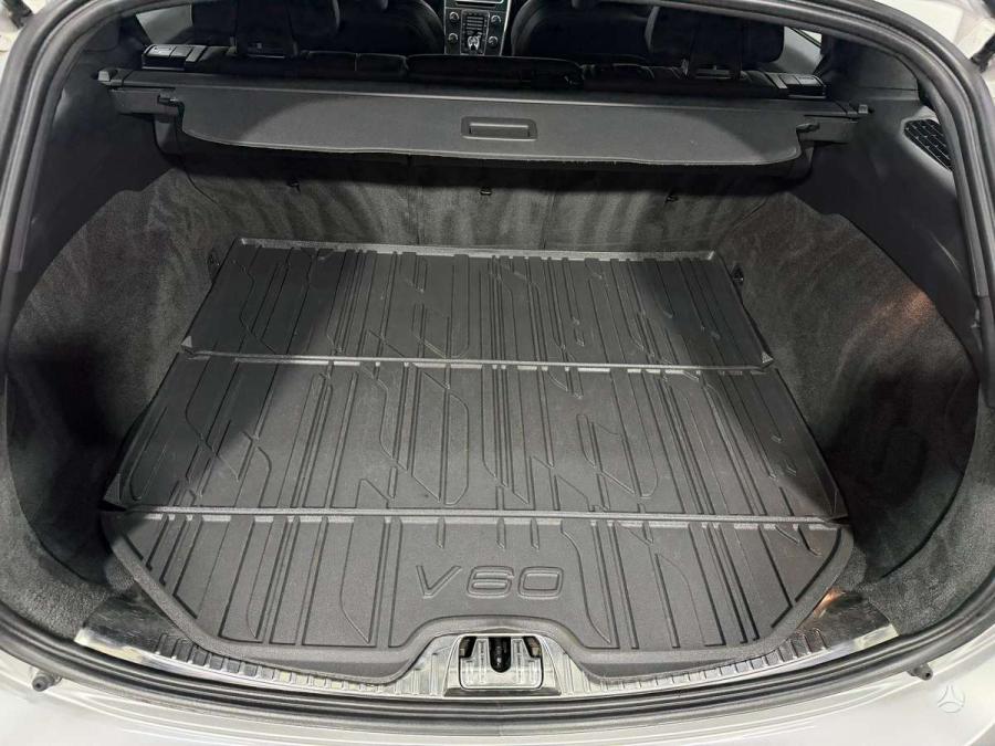 Pelēks Volvo V60 Cross Country 2014 Utena, ar dzinēja tilpumu 2.40 L un nobraukumu 232 tūkst. km par 10950 €, foto 28 vietnē AUTOMOTO.COM.LV