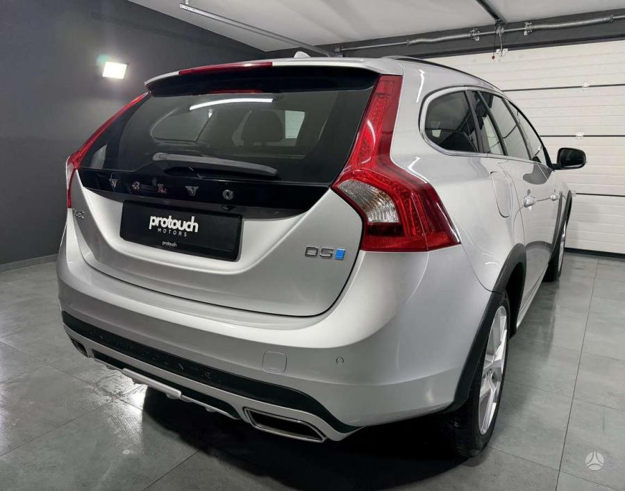 Pelēks Volvo V60 Cross Country 2014 Utena, ar dzinēja tilpumu 2.40 L un nobraukumu 232 tūkst. km par 10950 €, foto 33 vietnē AUTOMOTO.COM.LV