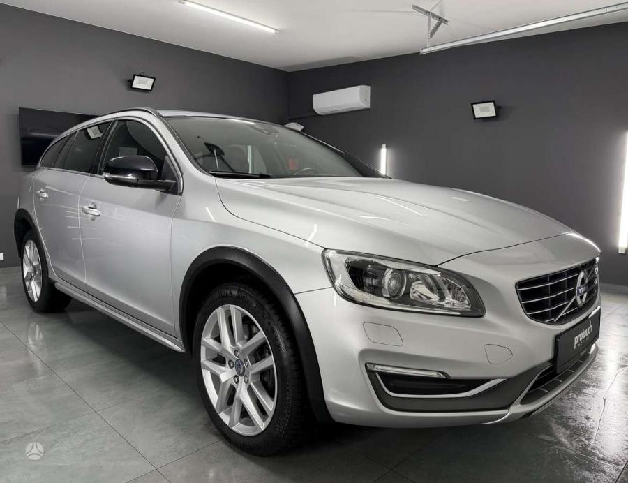 Pelēks Volvo V60 Cross Country 2014 Utena, ar dzinēja tilpumu 2.40 L un nobraukumu 232 tūkst. km par 10950 €, foto 37 vietnē AUTOMOTO.COM.LV